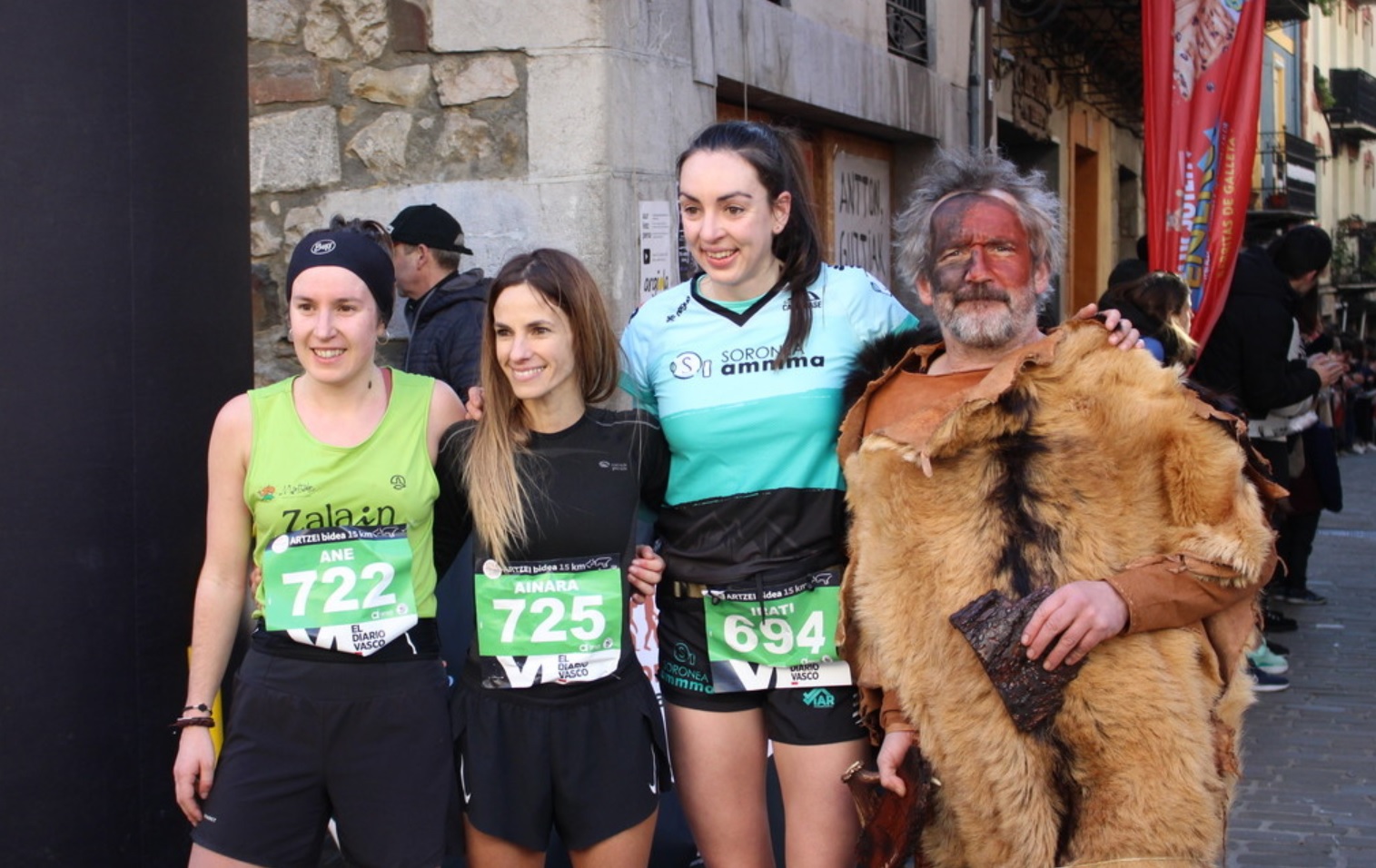 Soronea-Ammma con Negua en el podium del Kobaz Koba