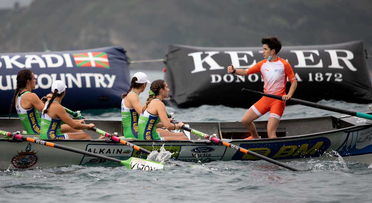 Mono de remo naranja de la Euskotren Liga